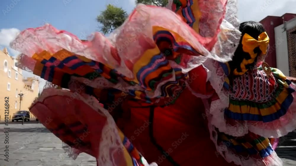 Mexican folk dance, Mexican dancers, Downtown Puebla, Jarabe Tapatio ...