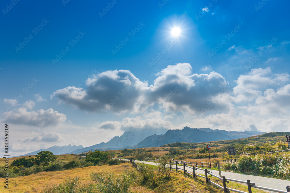 秋のミルクロードから見る阿蘇市街と阿蘇五岳 Photos Adobe Stock