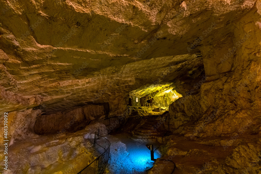 Zdjęcie Stock: Underground halls and passages of meleke limestone ...