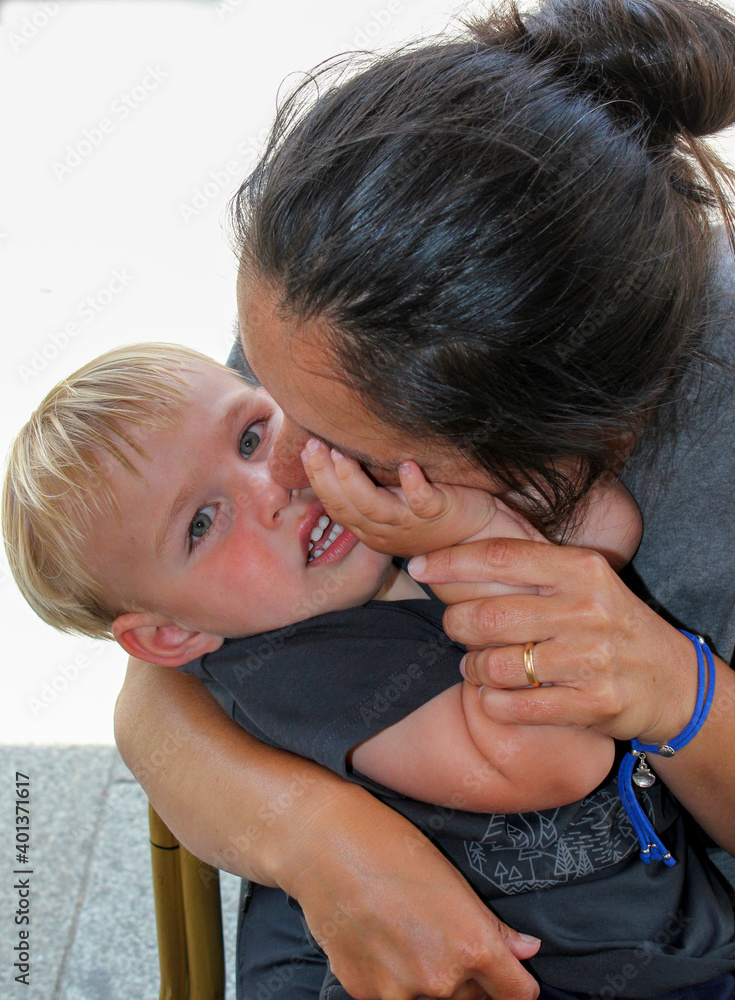 Amor de madre. Retrato de un niño pequeño abrazado por su madre... ¡Mamá déjame ya! Stock Photo ...