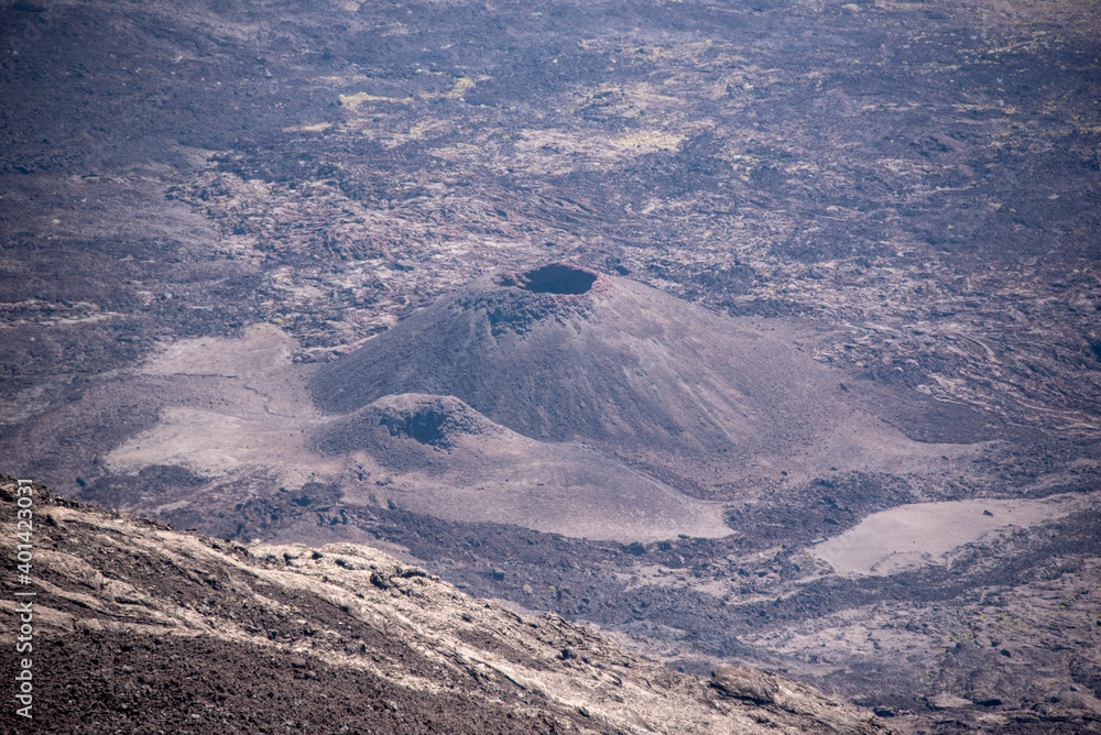 Foto de Crater on the volcanic landscape of Piton de la Fournaise, the ...