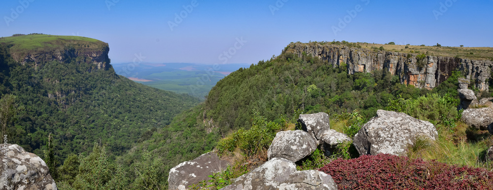 Mountains, cliffs and green valley along the scenic Panorama Route ...