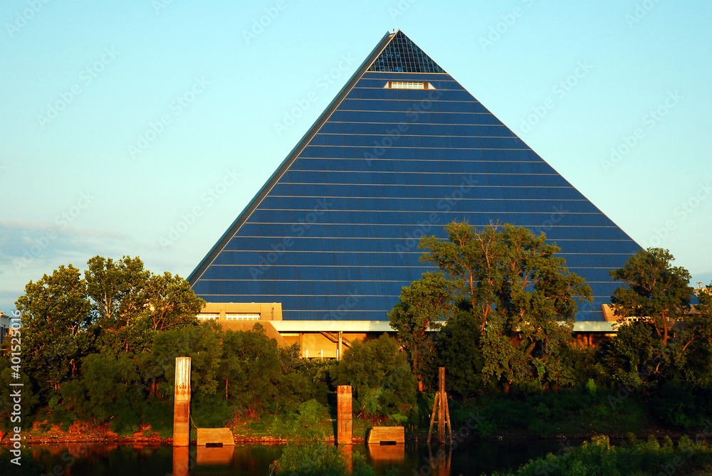 Foto de The Memphis Pyramid, once a sports arena, now a Bass Pro Shop ...