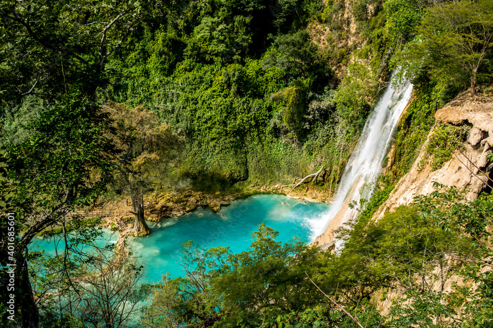 toma superior de la cascada de Minas Viejas cayendo a un poza azul ...