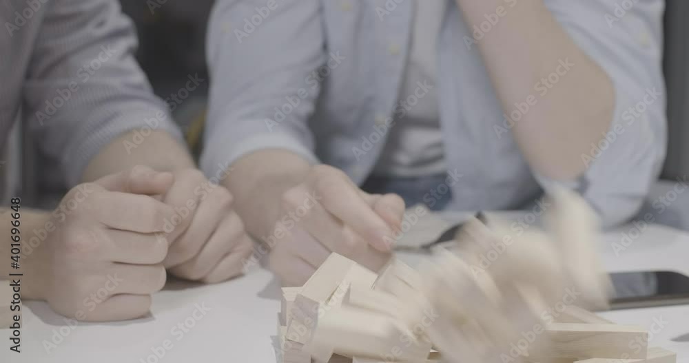 Vidéo Stock Unrecognizable man losing in Jenga. Young Caucasian male ...