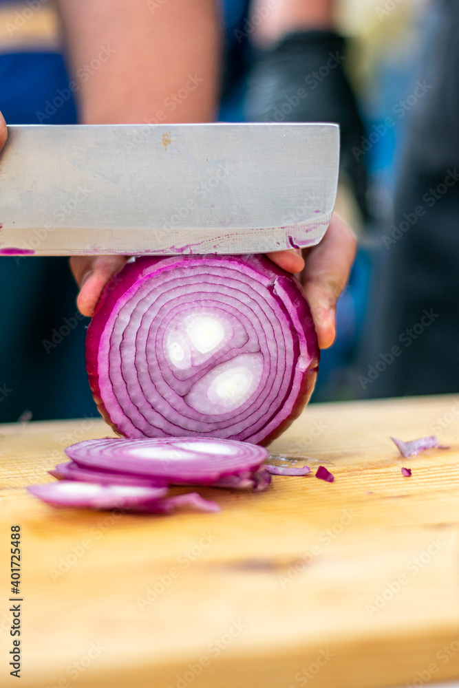 cortando cebolla morada y pimiento amarillo sobre tabla de madera ...