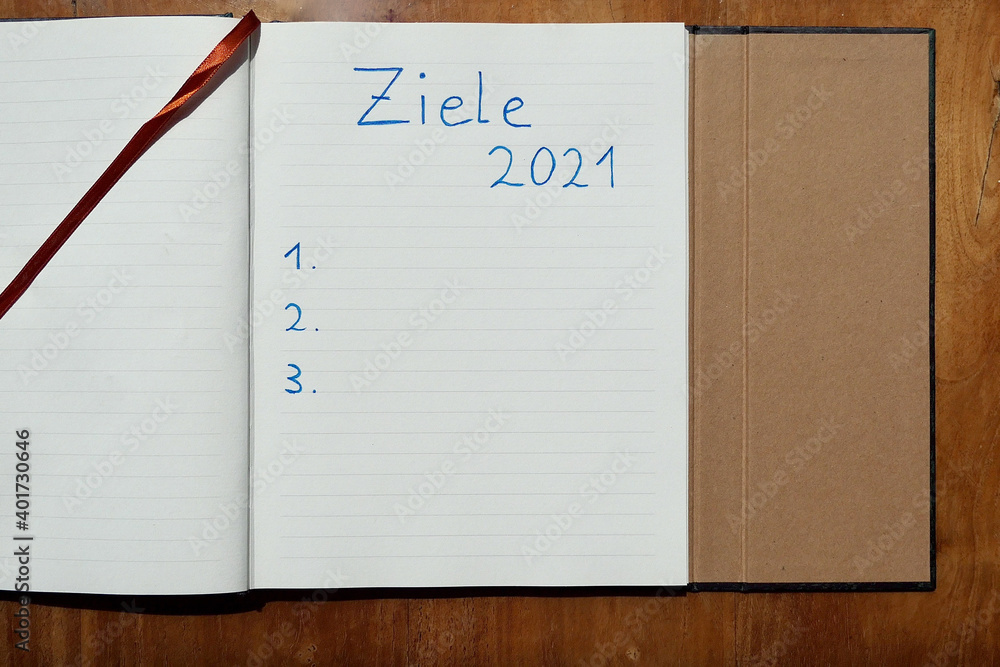 Die Festlegung von Zielen für das Jahr 2021 auf einem linierten Papier ... Die Festlegung von Zielen für das Jahr 2021 auf einem linierten Papier ...