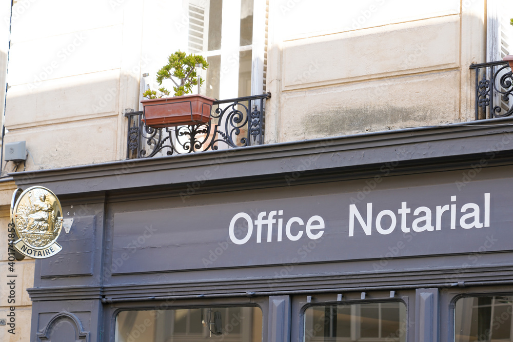 Foto de office notarial and golden plate label sign on notary building ...