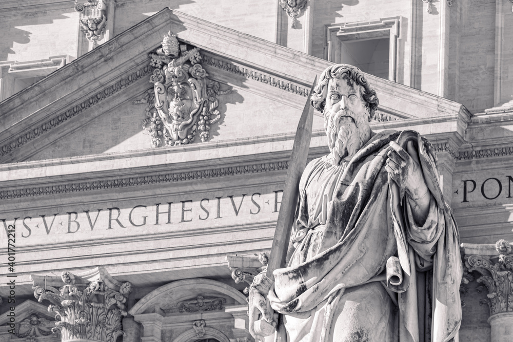 Black and white photo of ancient male statue in front of old roman ...