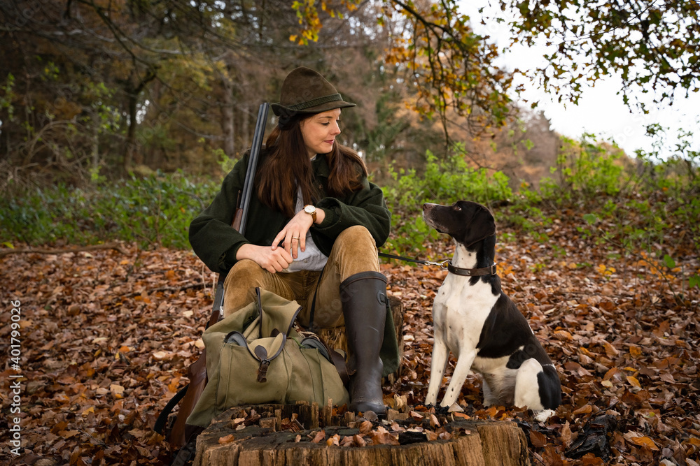 Foto de Jagd und Wildhege, junge Jägerin mit ihrem Jagdhund bei einem ...