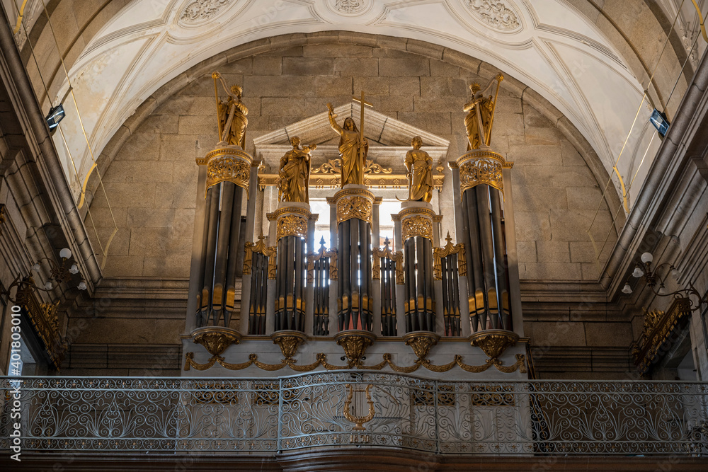 Foto de Gold saint statues on top of a church organ. Interior of the ...
