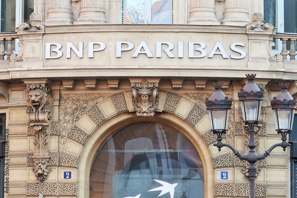 Banque BNP Paribas, enseigne d’une agence bancaire installée dans un ...