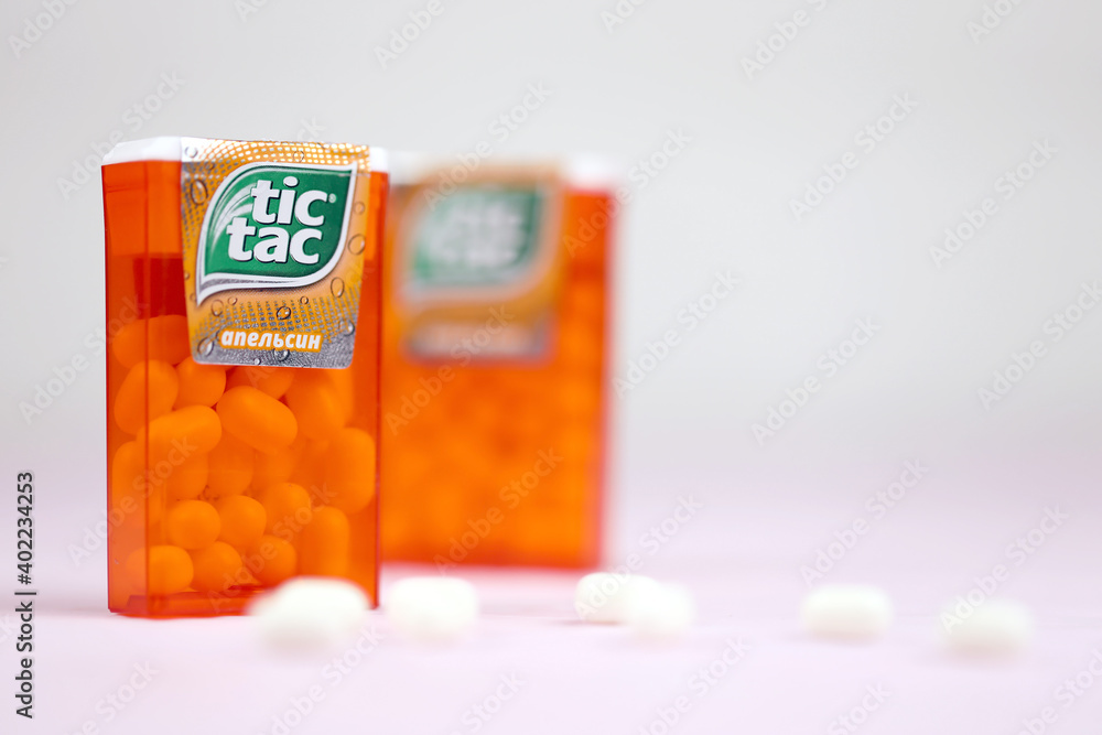 Foto Stock Tic tac drops with orange flavour. Tic tacs are manufactured ...