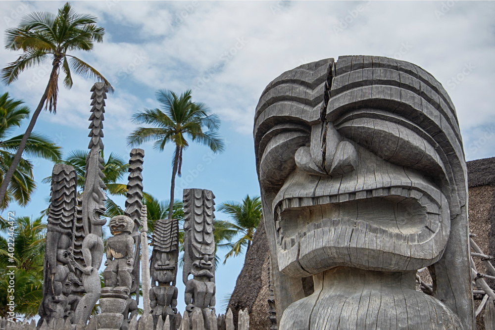 Hale o Keawe, wood carvings. Pu'uhonua O Hōnaunau National Historical ...