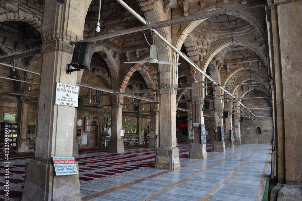 Foto de Mosque Interior prayer hall of Shah-e-Alam’s Tomb and Mosque ...