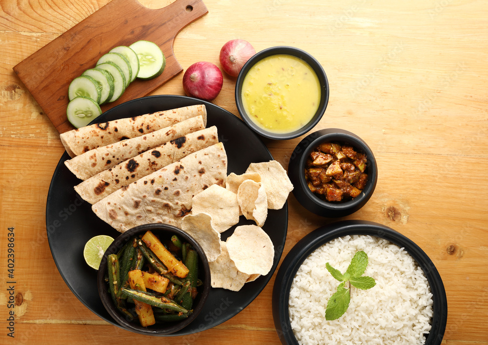 Foto de Bhindi masala or ladies finger fry curry ,yellow daal ,pickle ...