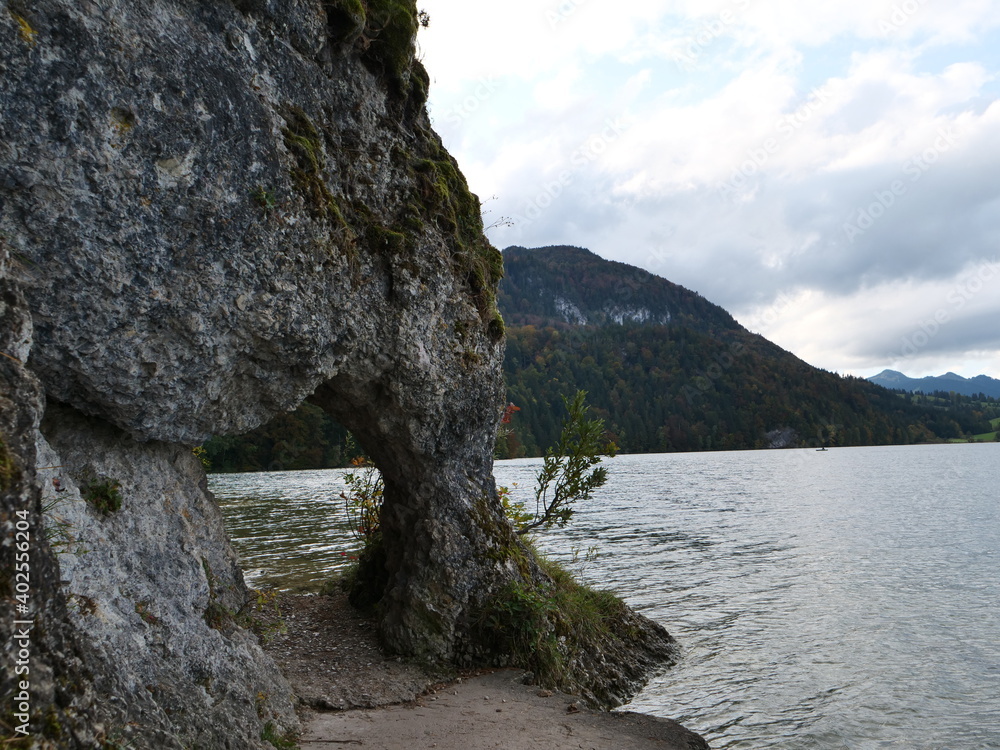 Das Felsentor am Weißensee bei Füssen im Allgäu an den bayerischen ...
