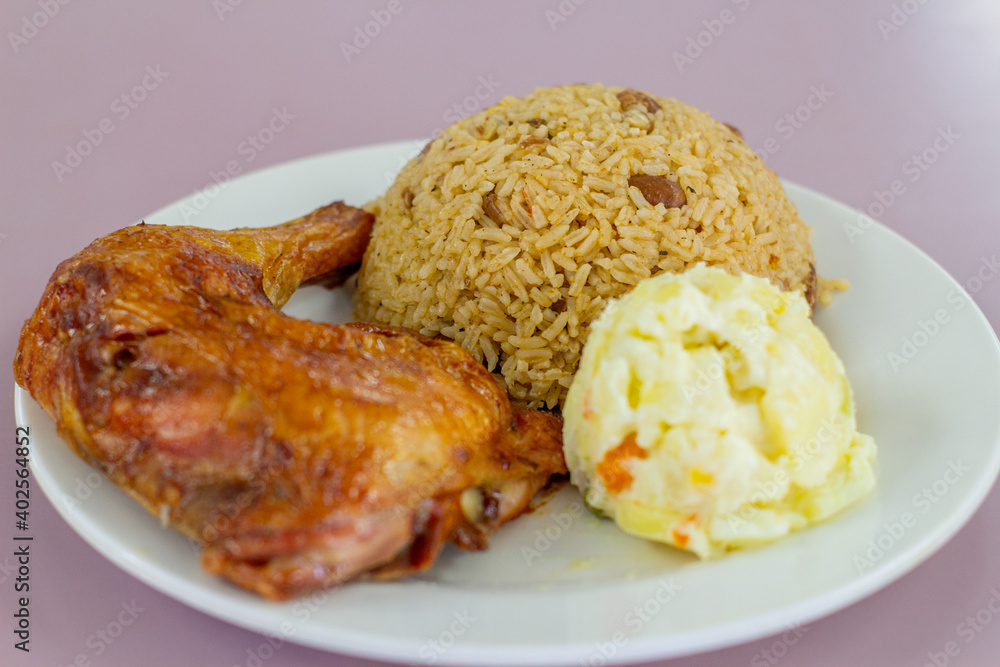 Foto de plato tipico dominicano, moro de guandules con pollo horneado y ...