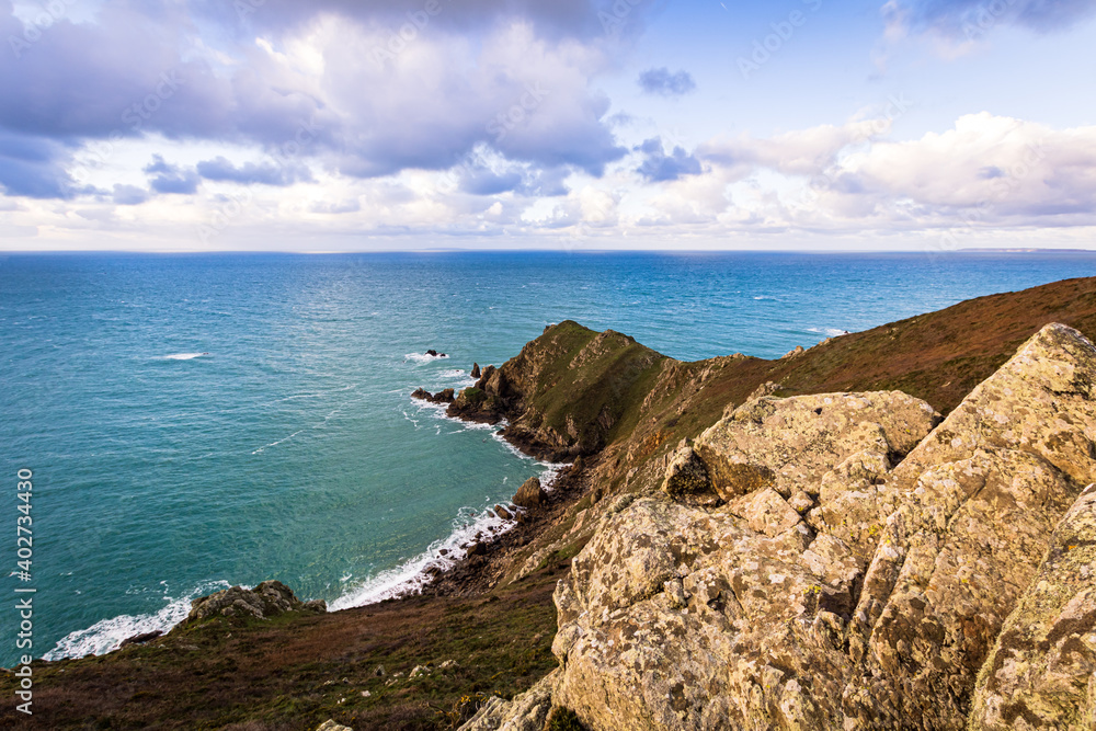 Paysage au lever du soleil sur le Nez de Jobourg depuis les falaises au ...