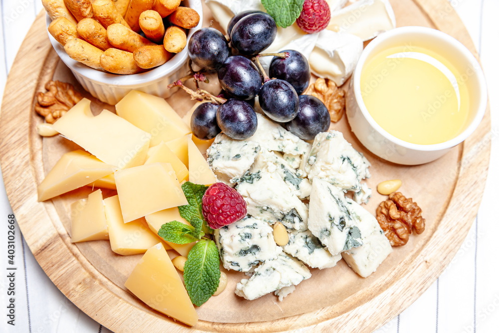 Foto de Board with different types of cheese. Cheeses mix set dor blu ...