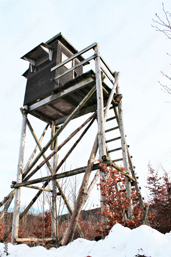 Alter Jagdsitz im Winter. Hochsitz aus Holz zum Spähen bei der Jagd ...