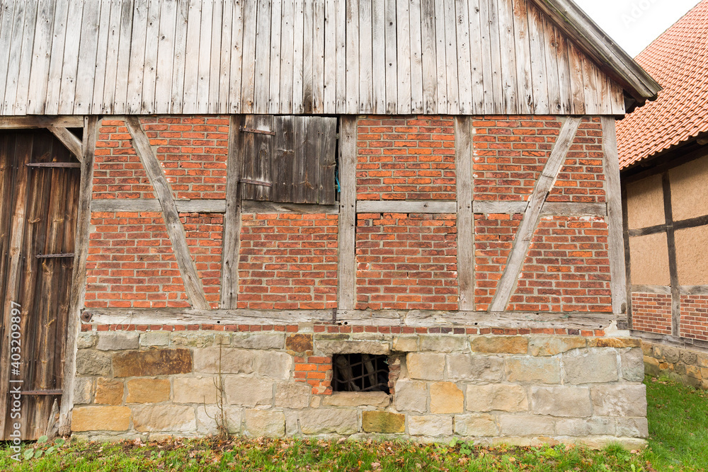 Altes Fachwerk mit Lehmziegeln und Holzbalken einer Scheune Stock Photo ...