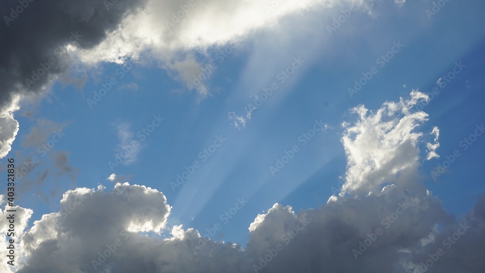Fondo de cielo con nubes y bonitos rayos de luz Stock Photo | Adobe Stock