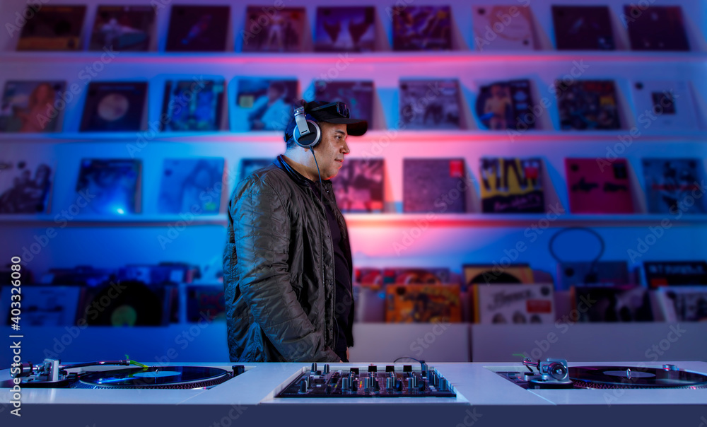 Foto de Hombre Dj mezclando música en un tornamesa con discos de vinil ...