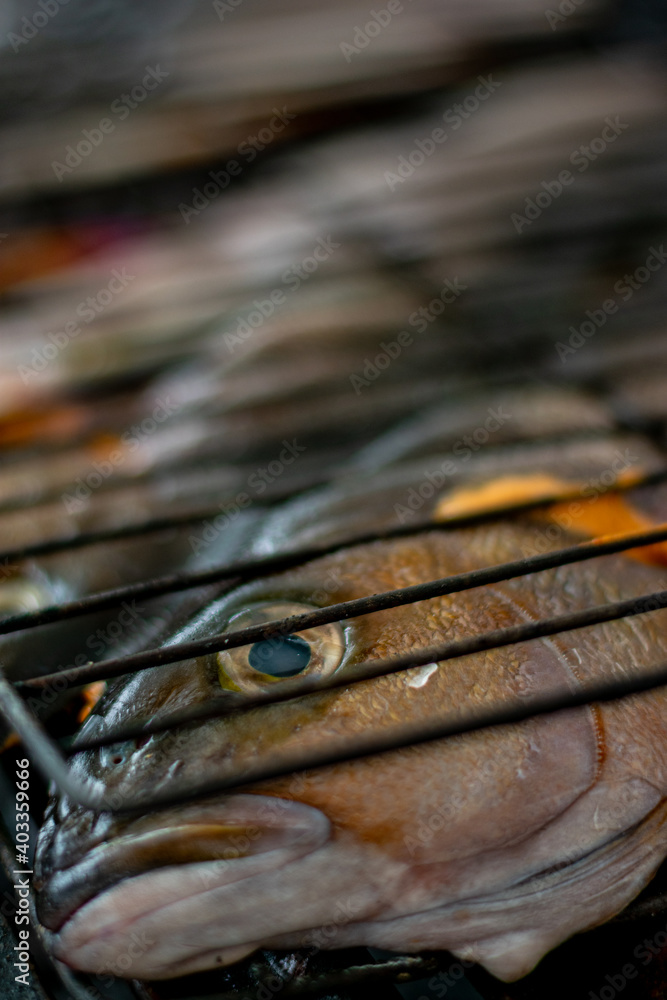 pescado fresco y acomodado en reja para asar o zarandear a la parrilla ...