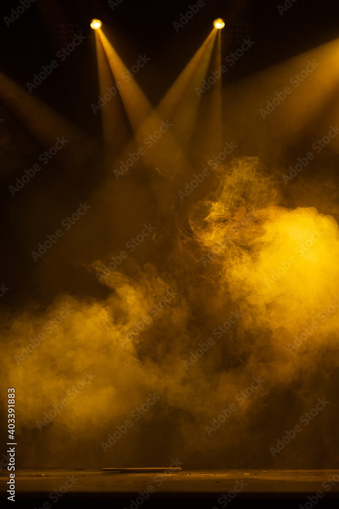 Foto de Stage light and smoke on stage, lighting and spotlights. do ...