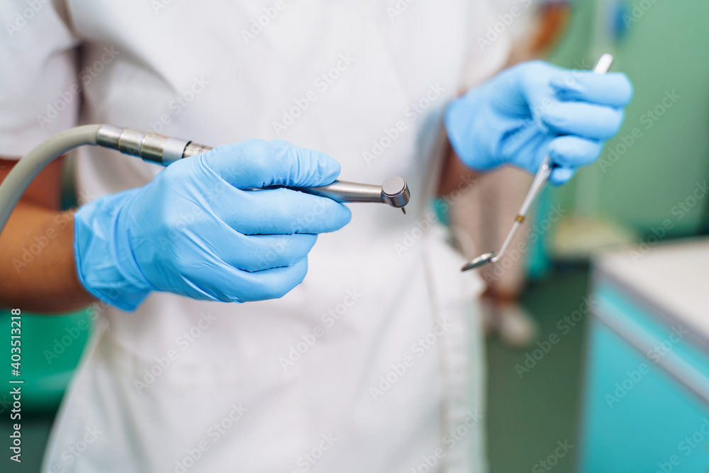 Foto de Close-up of the dentist's hands with medical devices. Large ...