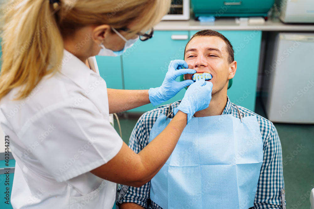 Foto de Making cast of the upper row of teeth using a special plate and ...