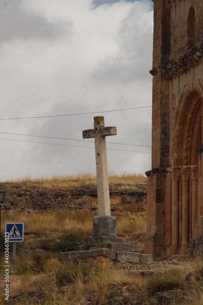 Cruz medieval en las cercanías de una iglesia medieval Stock Photo ...