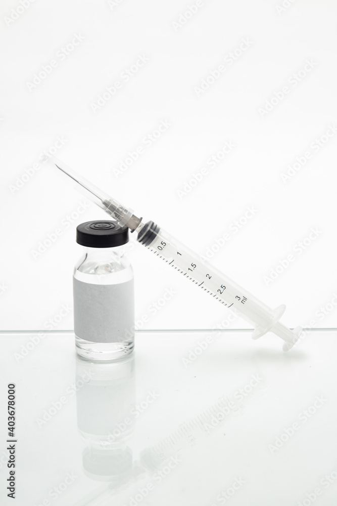 Vidro de vacina e seringa sobre a superfície branca de uma mesa. Stock ...