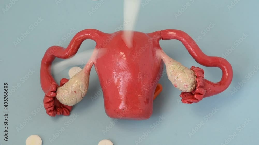 Vidéo Stock Pharmaceutical pills and capsules falling from above on ...