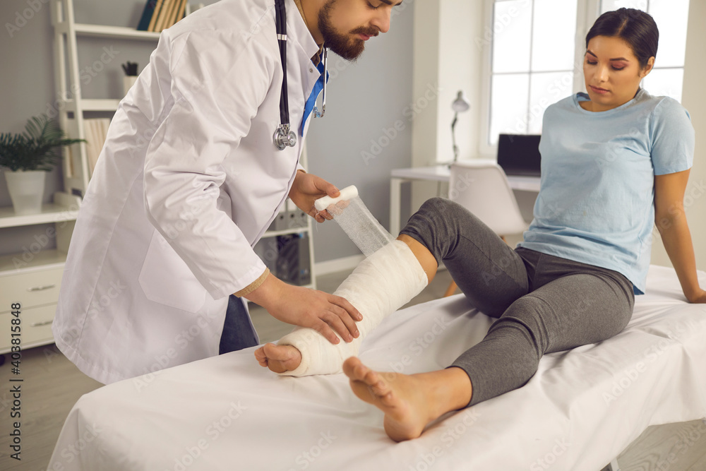 Foto de Young woman gets first aid at the hospital after an accident ...