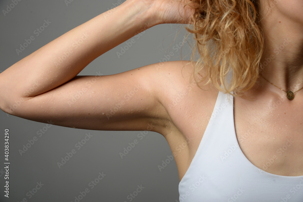 frau achseln sportlich muskulös achselhaare rasiert rasieren pflege ...