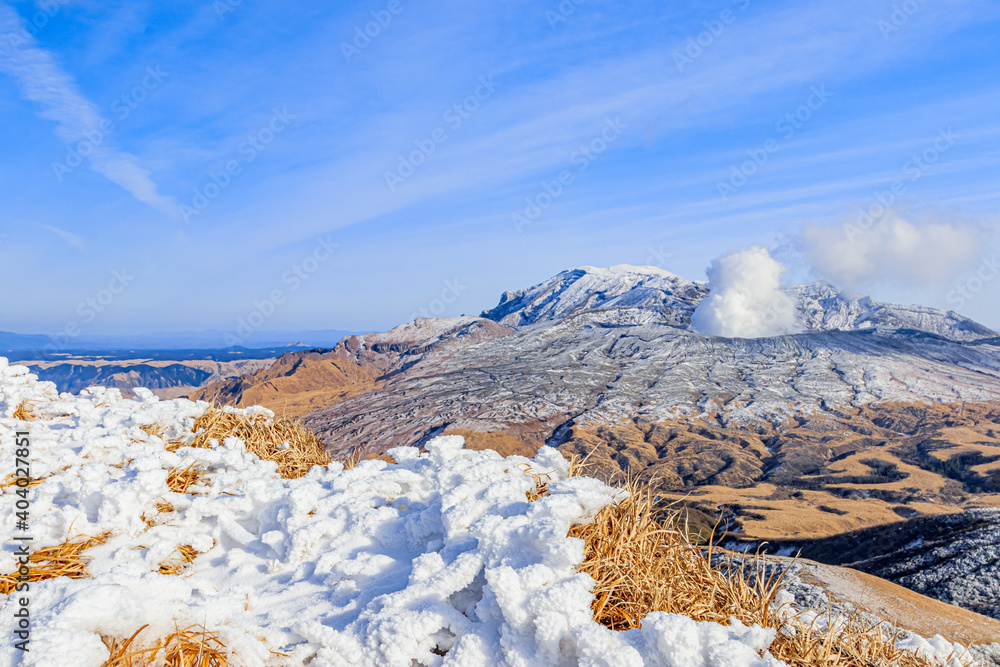 杵島岳山頂から見た冬の阿蘇山 熊本県阿蘇市 Mt.Aso in winter seen from Mt.Kijimadake Kumamoto ...