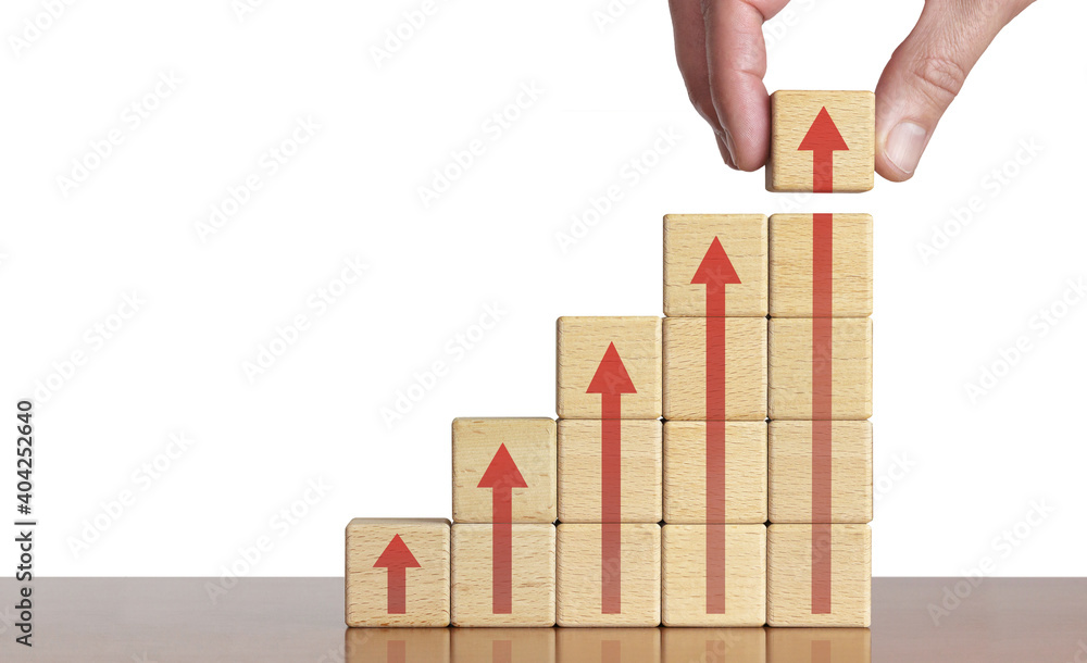 Der Trend zeigt eindeutig nach oben - Businessmann legt auf den Holz ...