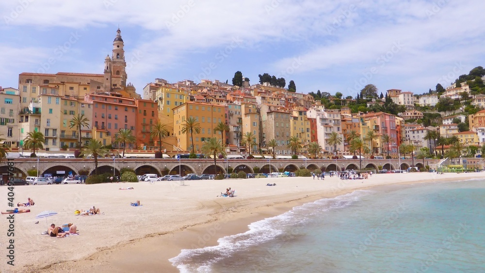 Foto de Plage des Sablettes de la ville colorée de Menton, sur la côte ...