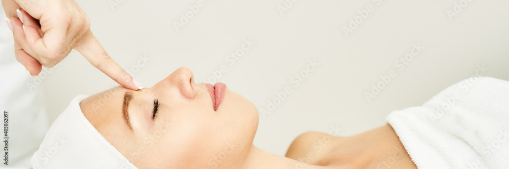 Face massage at spa salon. Doctor hands. Pretty female patient. Beauty ...