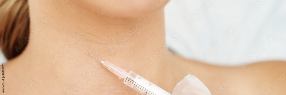 Fotografia do Stock: Neck injection at spa salon. Doctor hands. Closeup ...