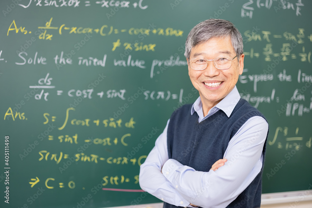 Senior professor teaching calculus Stock-Foto | Adobe Stock