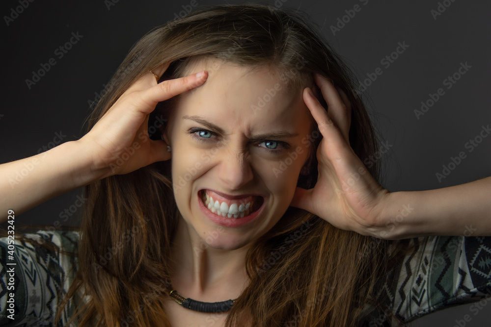 Foto de portrait of extremly frustrated emotional young woman with big ...
