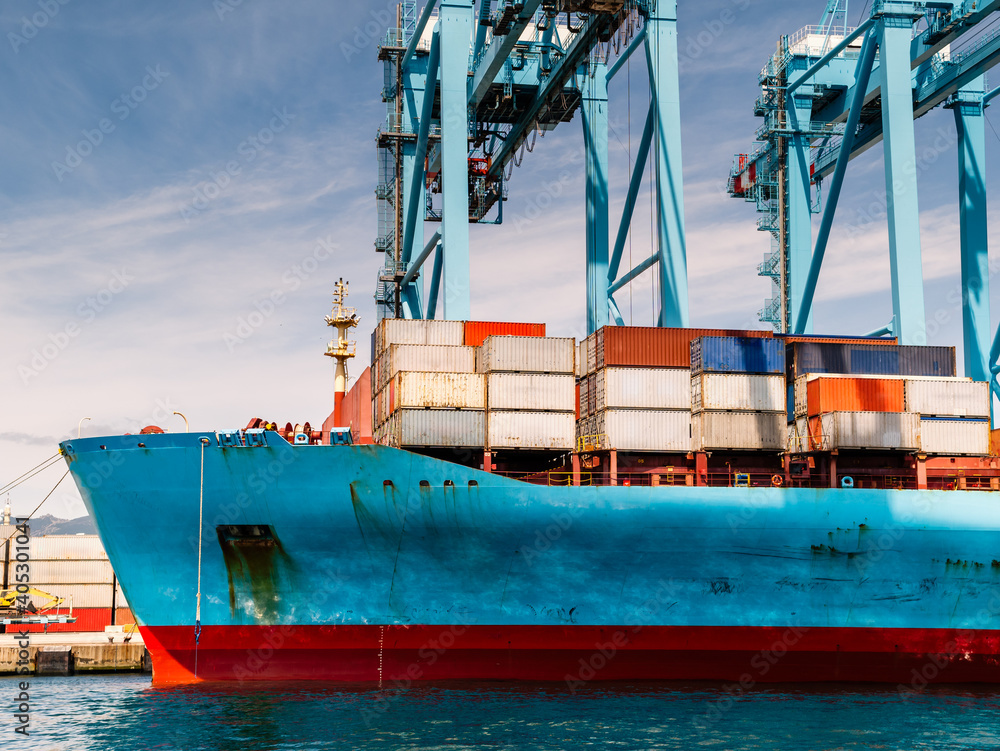 Container ship in hte habour loading and unloading containers Stock ...