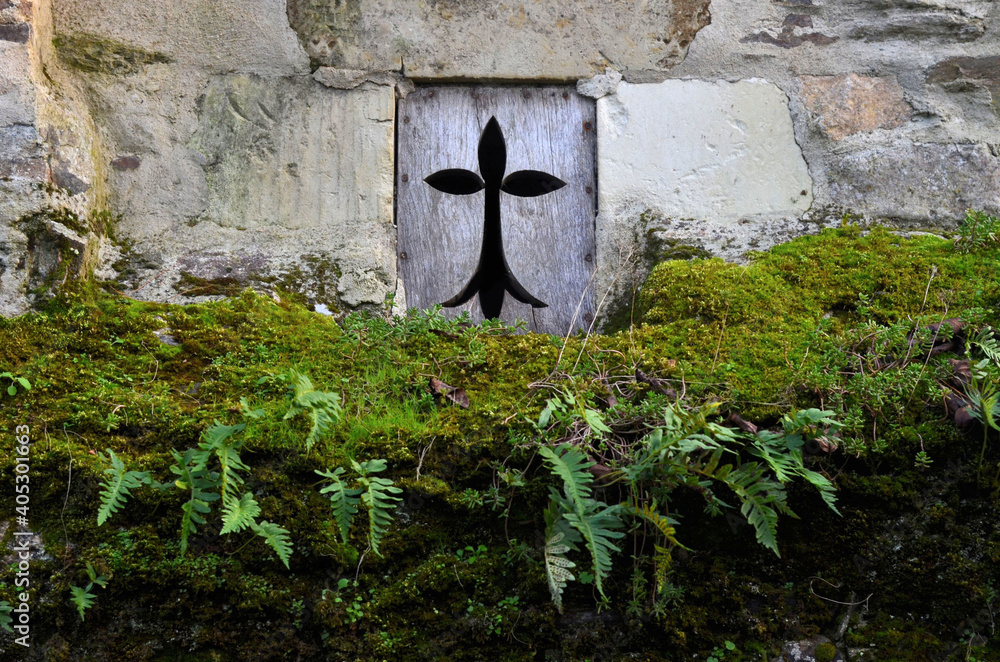 Foto de Breton coat of arms of Hermine on an old church. Blason breton ...