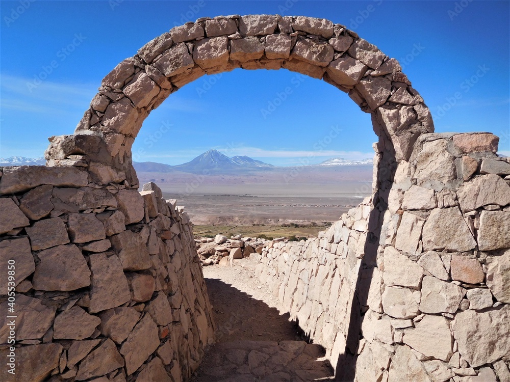 Vue sur les volcans chiliens à travers une arche en pierre Stock Photo ...