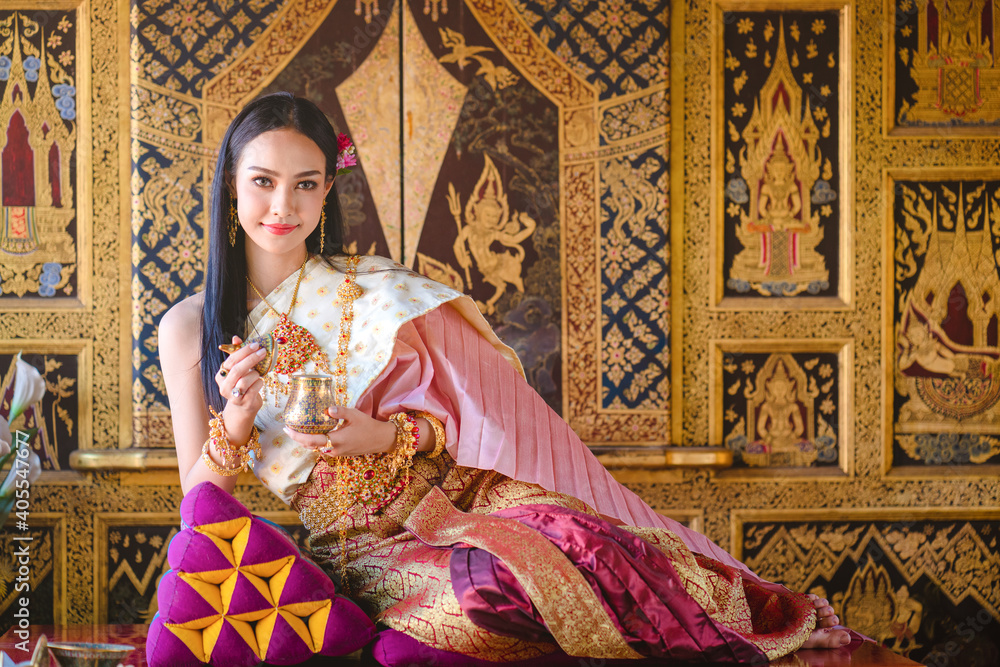 Luxury portrait of a beautiful Thai girl in traditional thai costume ...