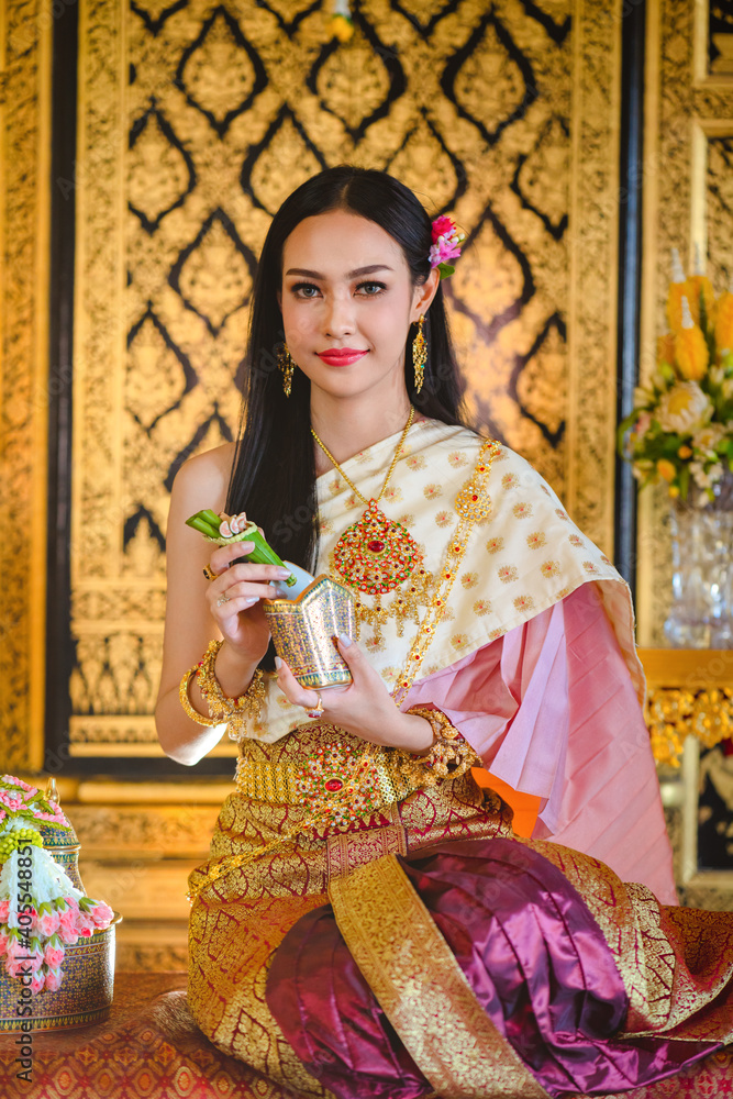 Luxury portrait of a beautiful Thai girl in traditional thai costume ...