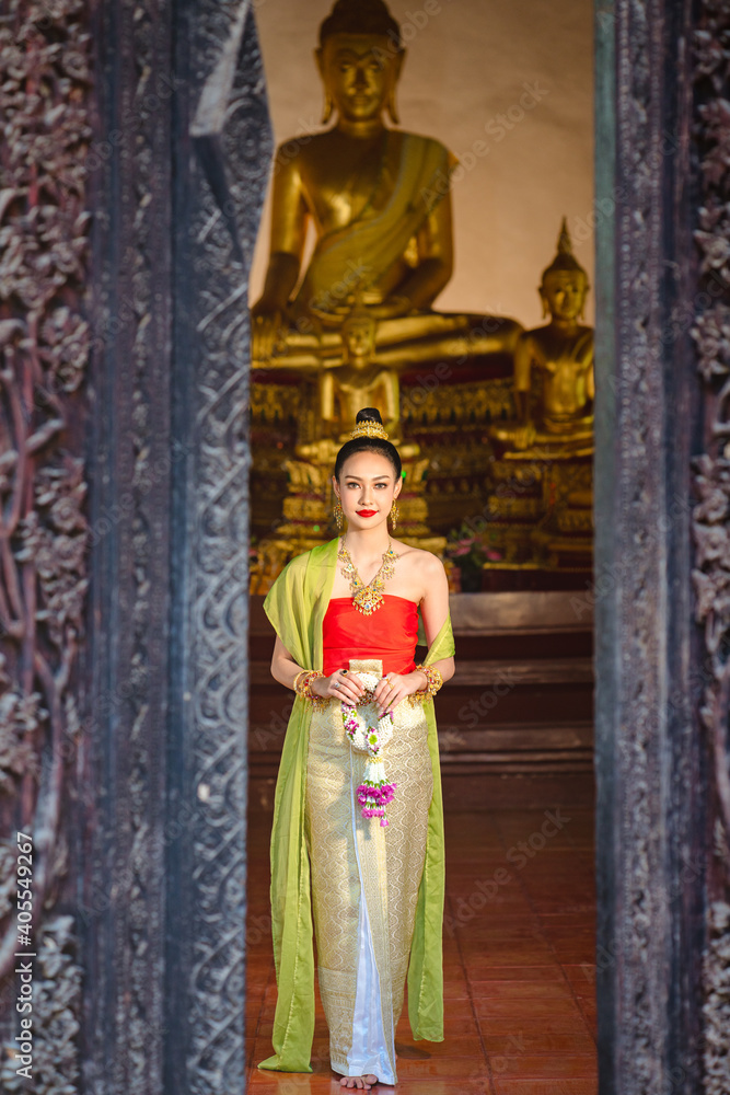 Luxury portrait of a beautiful Thai girl in traditional thai costume ...